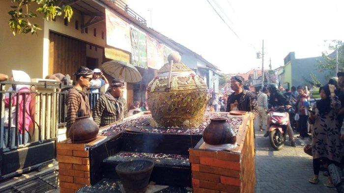 20.000 Bungkus Air Salamun Dibagikan, Diambil dari Sumur Peninggalan ...