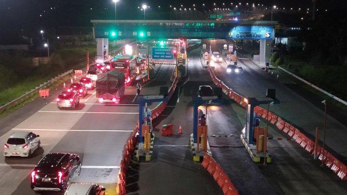Mulai Diterapkan One Way, Arus Lalu Lintas Masuk Gerbang Tol Ngasem ...