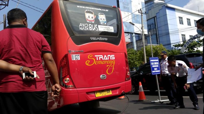 Hotline Semarang : Asap Bus BRT Masih Hitam Pekat - Tribunjateng.com