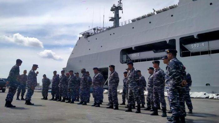 Potret KRI Makassar 590 yang Distribusikan BBM di Wilayah Terisolir ...