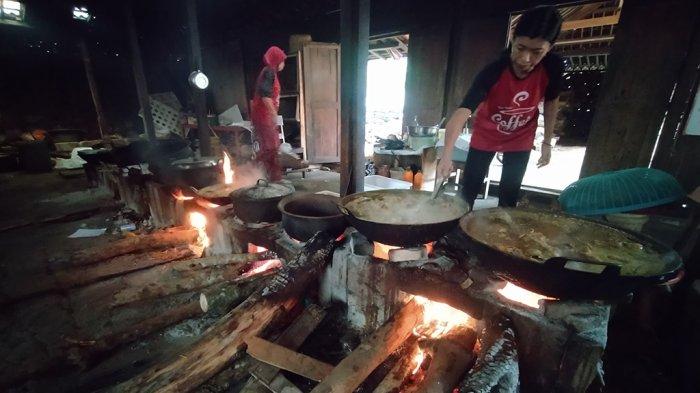 Intip Pawon Ayam Panggang Aroma Khas Kayu Bakar Mbok Denok Karanganyar ...