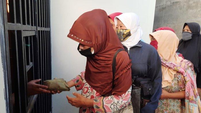 Dua Jam Ribuan Nasi Uyah Asem Ludes Dibagikan, Puncak Tradisi Buka ...