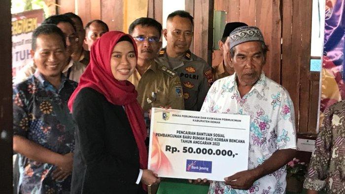 Bupati Serahkan Bantuan Renovasi Rumah Korban Banjir Rob Demak ...