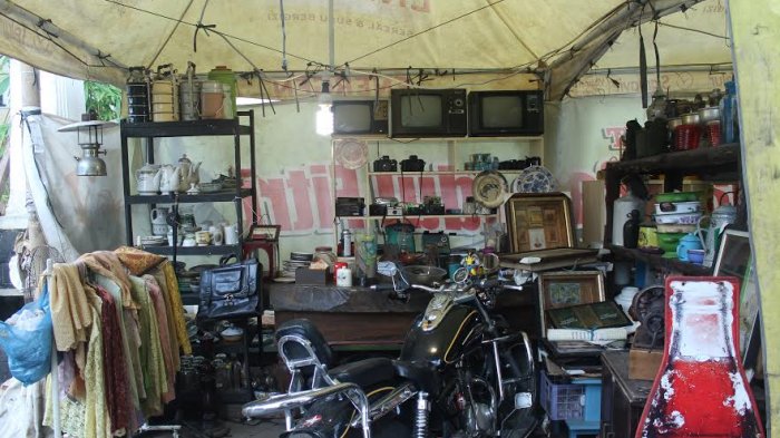 Wisata Belanja Barang Antik di Pasar Klitikan Kota Lama Semarang ...