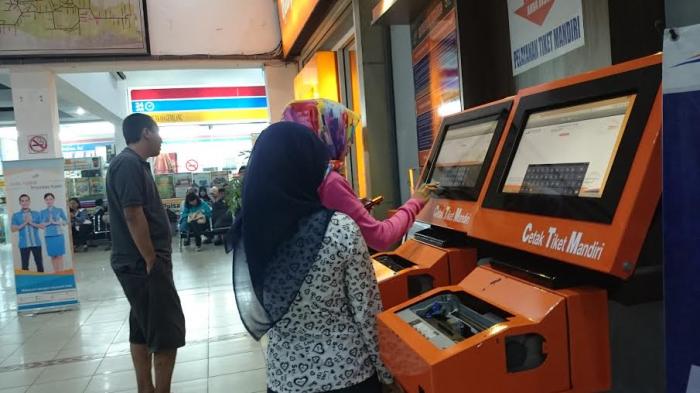 Begini Cara Check In Naik Kereta Api Tanpa Tiket - Tribunjateng.com