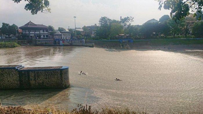 Bendungan Simongan Kota Semarang Jadi Lokasi Bermain Air Anak-anak ...