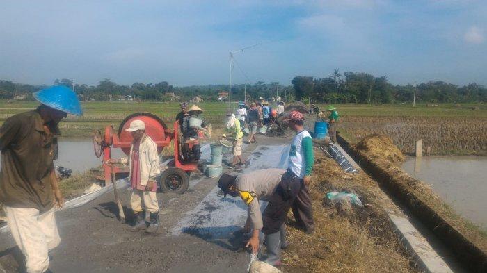 Masih Berpakaian Lengkap, Brigadir Sujadi Sigap Bantu Warga Mengecor ...