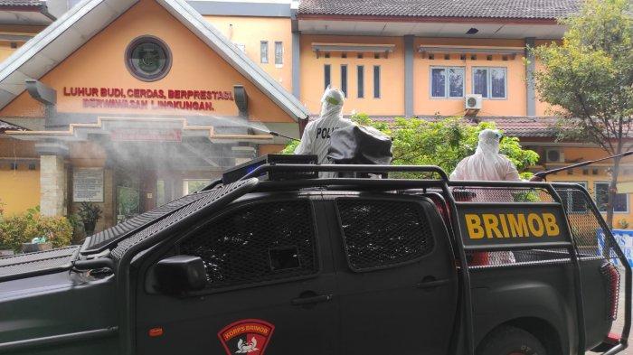 Brimob Simongan Semprot Disinfektan Sekolah-sekolah di Kota Semarang ...