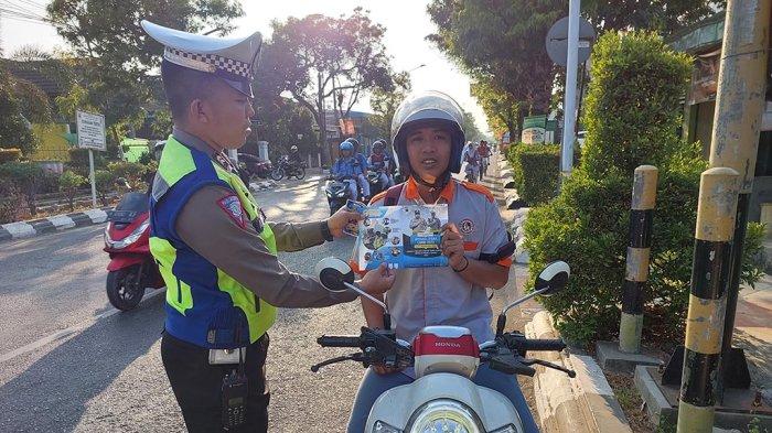 Sebar Brosur Operasi Zebra Candi 2023, Satlantas Polres Demak Ajak Masyarakat Tertib ...