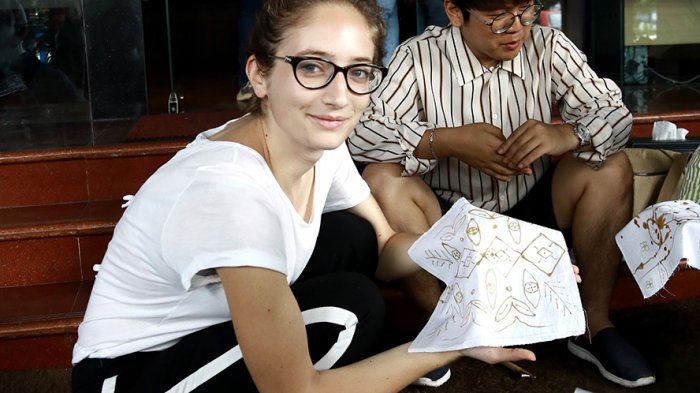 Cantiknya Bule-bule Ini Mencanting Batik di Berbatiklurik Semarang ...