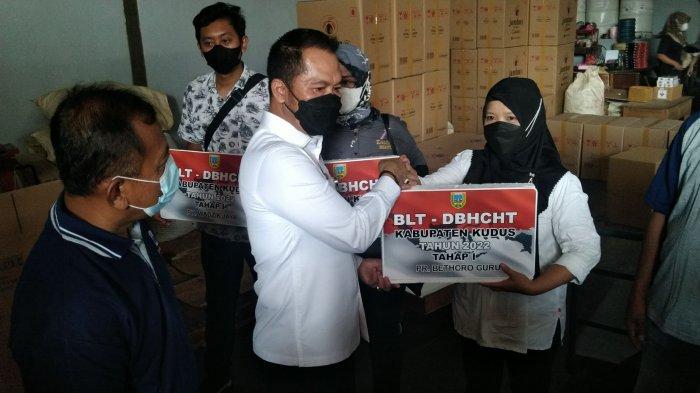 Bupati Hartopo Kawal Langsung Penyaluran BLT Buruh Rokok - Tribunjateng.com