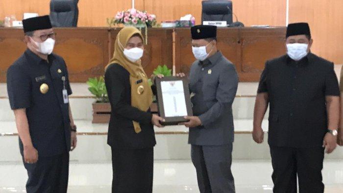 Bupati Demak Resmi Serahkan Raperda tentang APBD Tahun 2023 - Tribunjateng.com