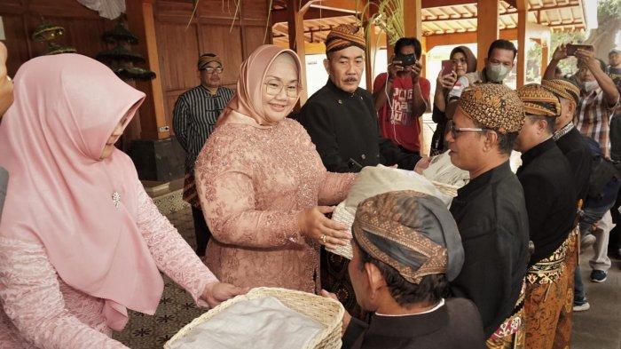 Tradisi 1 Suro, Prosesi Larap Slambu Makam Pangeran Samudro di Gunung ...