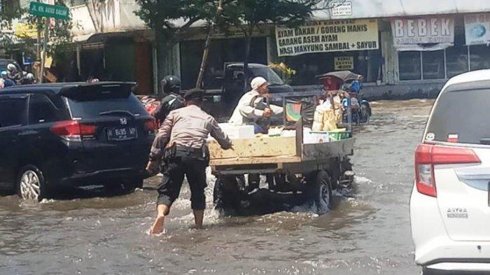 FOTO-FOTO Polisi Bantu Dorong Kendaraan yang Mogok Akibat Banjir di Bubakan Semarang ...