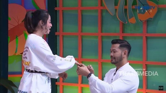 Biodata Rian Ibram Sambil Berlutut Beri Cincin ke Dewi Perssik, Depe ...