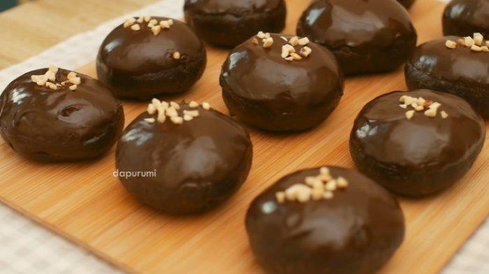 Cara Membuat Donat Topping Coklat Lumer Melimpah - Tribunjateng.com