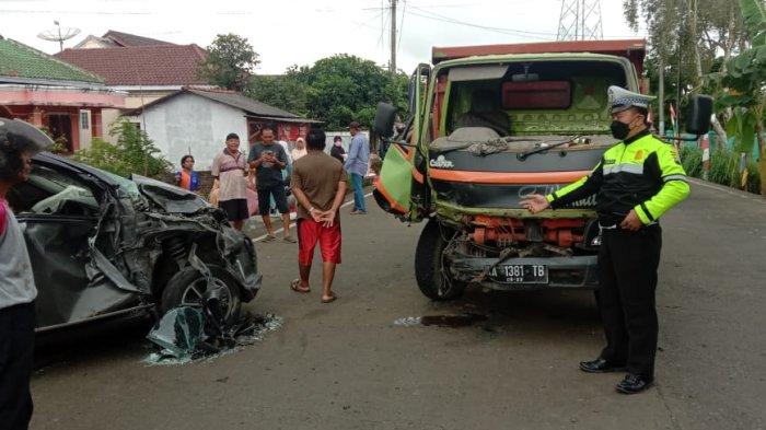 Kecelakaan Truk Vs Calya di Cilacap, Tiga Orang Terluka - Tribunjateng.com