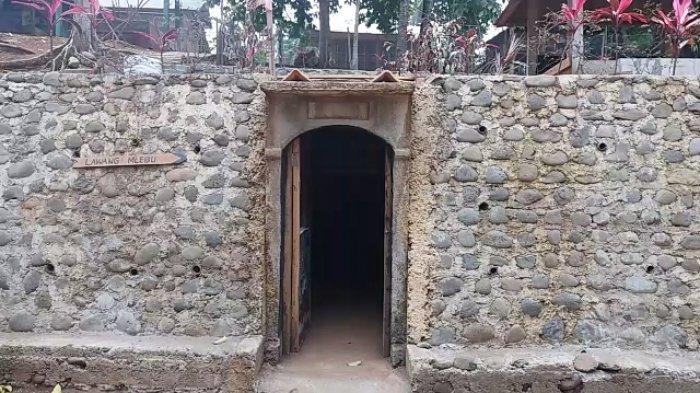 Sulung Bangun Kembali Bunker yang Telah Terkubur, Tempat Sembunyi ...