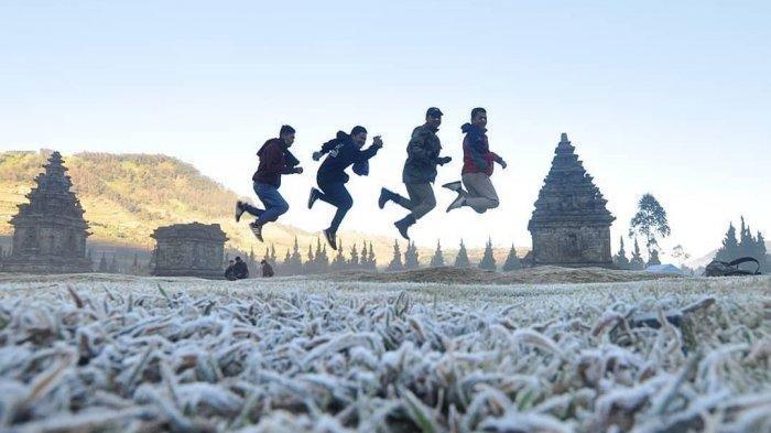 Wow, Indahnya Kawasan Candi di Dieng Diselimuti Embun Es - Tribunjateng.com
