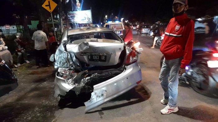 Kecelakaan Karambol di Jalan Brigjen Sudiarto Semarang, Tiga Mobil Ringsek di Seruduk Trailer ...