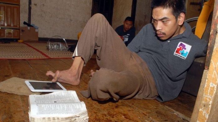 Sosok Engkus Tutor Bahasa Inggris Difabel Asal Sukabumi, Ngajar Pakai Jari Kaki dan Tak Patok ...