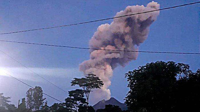 BREAKING NEWS: Erupsi Gunung Merapi, Warga Abadikan Foto Wedhus Gembel ...