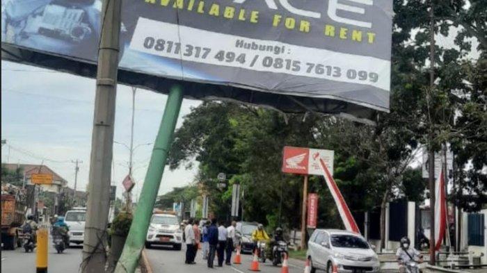 Hat-hati! Tiang Baliho Miring Tertabrak Truk di Pantura Batang, Ini ...