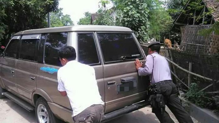 FOTO Dua Polisi Rembang Dorong Mobil Mogok di Pantai Karangjahe Jadi ...