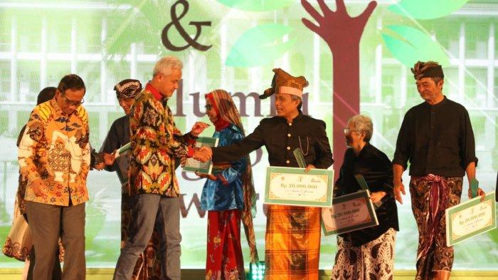 Ganjar Serahkan Penghargaan Alumni Mengabdi Award 2022 UGM ...