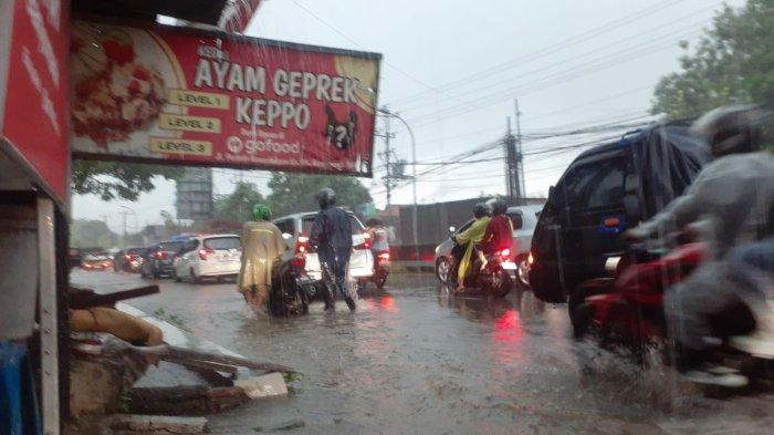 Genagan Air di Jalan Perintis Kemerdekaan Semarang Bikin Kendaraan ...