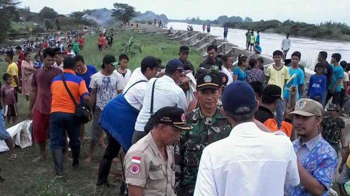 Ratusan Warga Demak Perbaiki Tanggul Longsor di Sungai Wulan - Tribunjateng.com