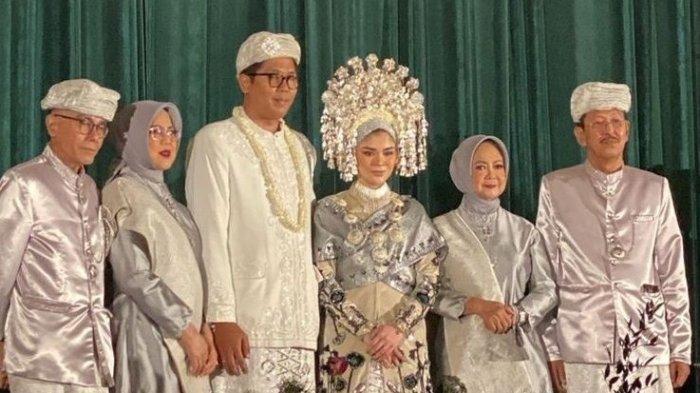 5 Potret Pernikahan Sivia Azizah Eks Blink, Serba Silver hingga ...