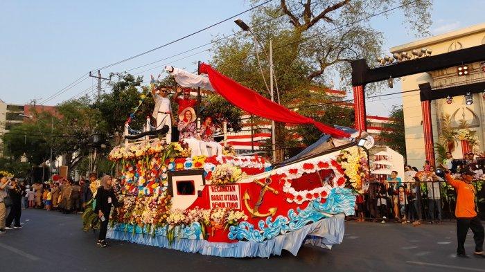 Backhoe, Mobil Lab Hingga Replika Kapal Bertabur Bunga Meriahkan ...