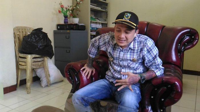 Kisah Viral Hoho Alkaf, Kepala Desa Bertato yang Aspal Jalan Penghubung Desa Pakai Uang Pribadi ...