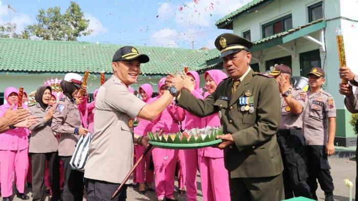 HUT TNI, Kejutan Kue Ulang Tahun dan Perpanjangan SIM Gratis di Kebumen ...