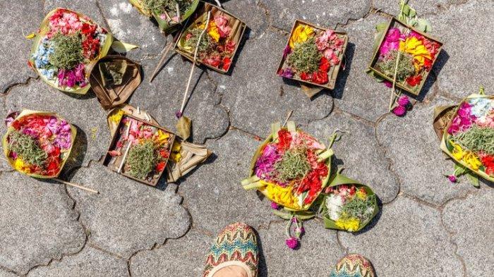 Hati-hati! Jangan Injak atau Langkahi Sajen Saat Wisata di Bali ...