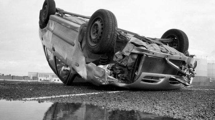 Kecelakaan Tunggal di Tol Batang, Mobil Terbalik - Tribunjateng.com Kecelakaan Tunggal di Tol Batang, Mobil Terbalik - Tribunjateng.com