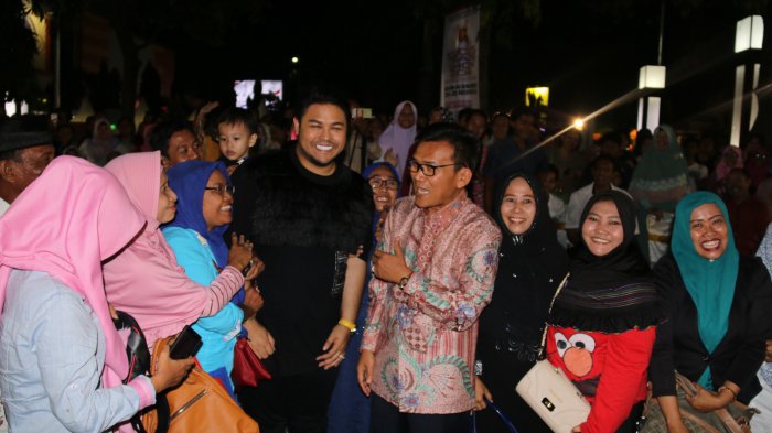Ibu-ibu Heboh Saat Ivan Gunawan Hadir di Simpangtujuh Kudus - Tribunjateng.com