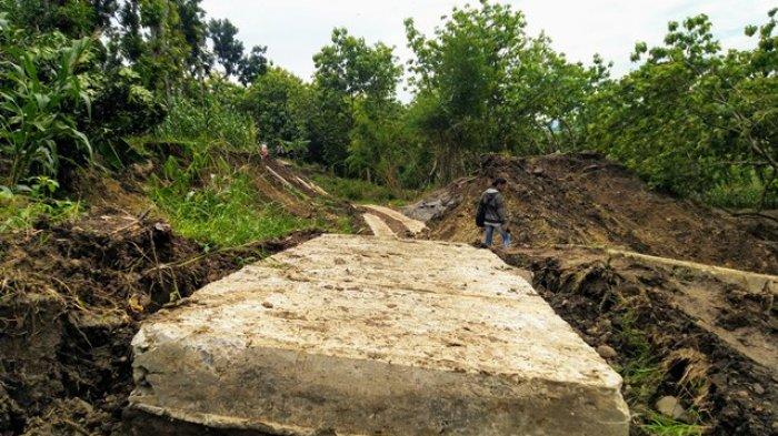 Kisah Slamet Harus Jalan 1 Jam ke Sekolah karena Jalan Penghubung di ...