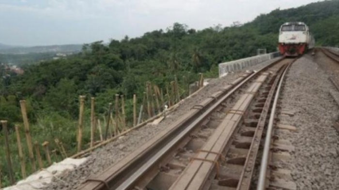 Pegawai PJKA Siaga, Jalur Kereta Api Jakarta-Bandung di Purwakarta ...