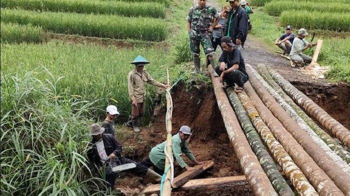 Jembatan Penghubung 2 Desa di Wanareja Cilacap Ambruk, Warga Bangun ...