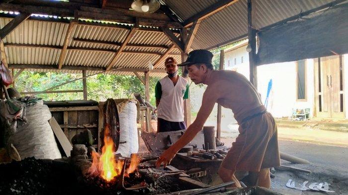 Kisah Juyono Pandai Besi di Mijen Semarang, Arit Buatannya Pernah ...