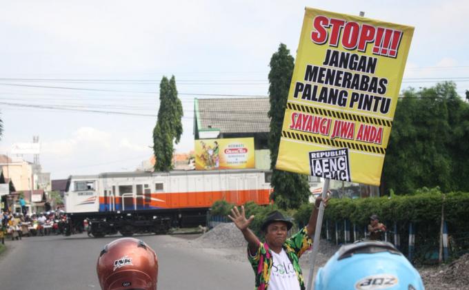 Mulyoto Kampanye Stop Jangan Menerobos Palang Pintu - Tribunjateng.com