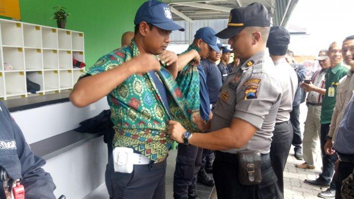Polisi Lucuti Satpam Tak Punya KTA dan Sertifikat, Diganti Baju Batik ...