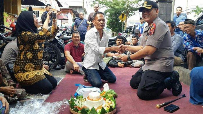 Bareng PKL Pasar Raya II, Kapolres Salatiga Rayakan HUT Bhayangkara ke 73 - Tribunjateng.com