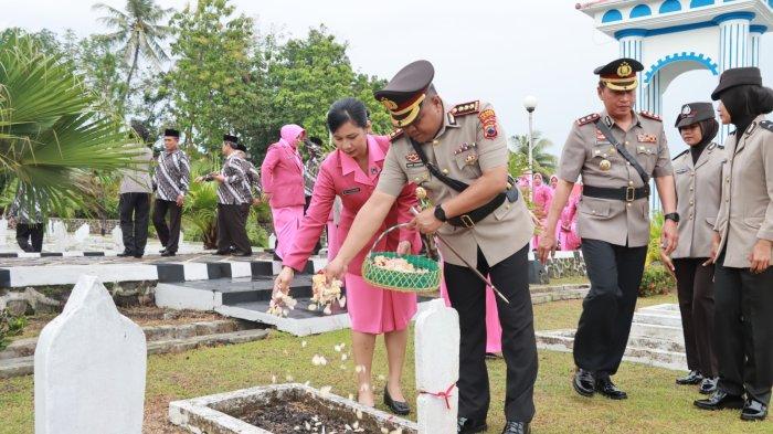 Sambut Hari Bhayangkara, Anggota Polresta Cilacap Ziarah dan Tabur Bunga di TMP Surengono ...
