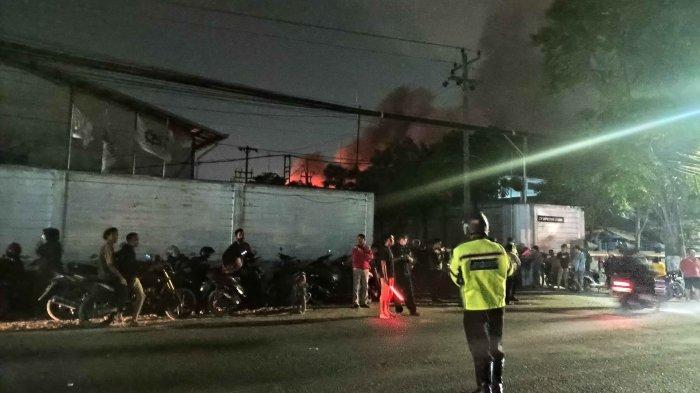 Detik-detik Kebakaran Pabrik Pupuk CV Saprotan Utama, Terjadi Ledakan ...