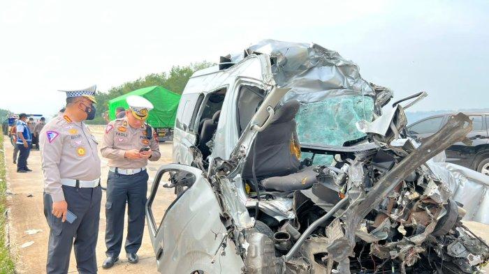 Potret Kecelakaan Maut di Tol Batang-Semarang Tewaskan 7 Orang, Hiace Hancur - Tribunjateng.com