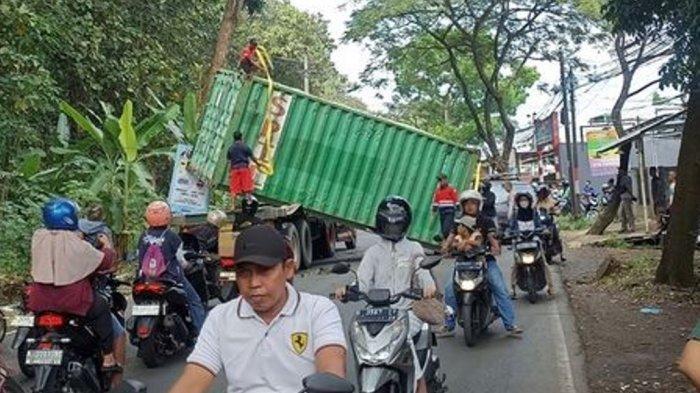Kecelakaan di Mijen Semarang Truk Kontainer vs Truk Bak, Arus Lalu Lintas Macet Parah ...