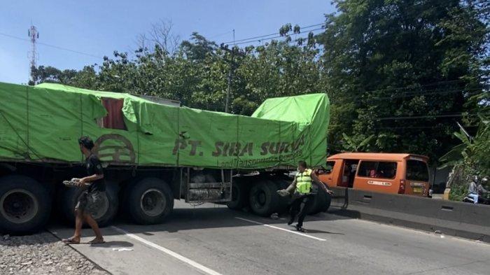 BREAKING NEWS: Kecelakaan Truk Trailer Melintang Tutup Total Jalan Raya ...
